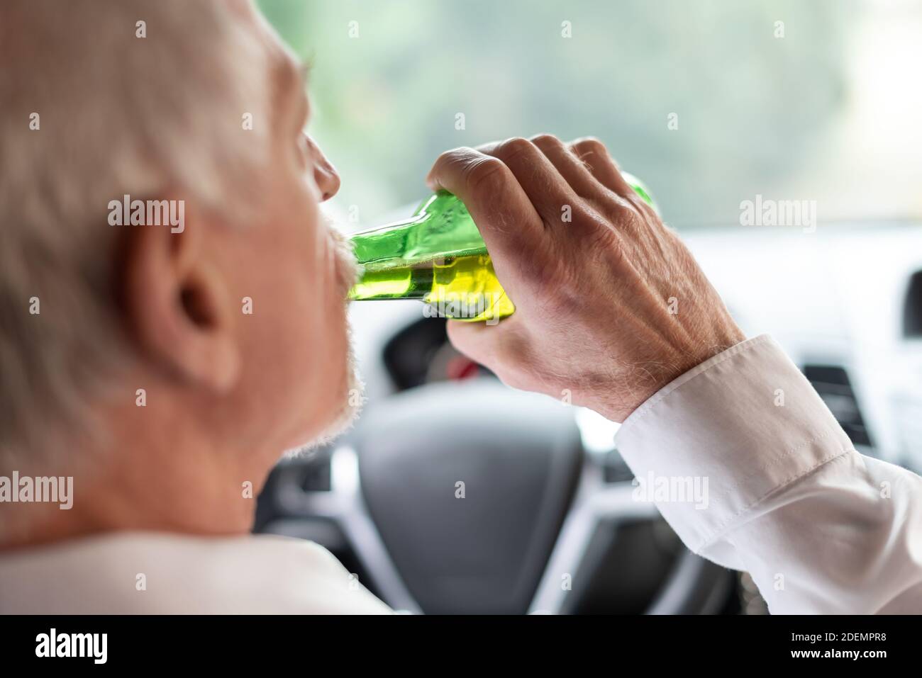 Man drinking alcohol while driving Stock Photo - Alamy