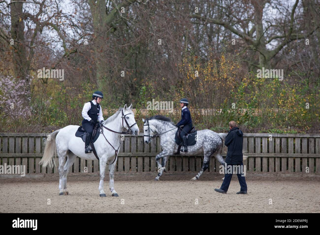 Metropolitan mounted police officers london hi-res stock photography ...