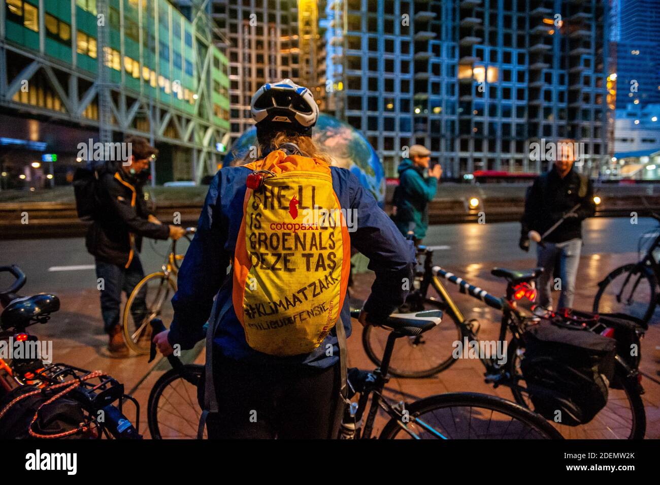 Milieudefensie shell hi-res stock photography and images - Alamy