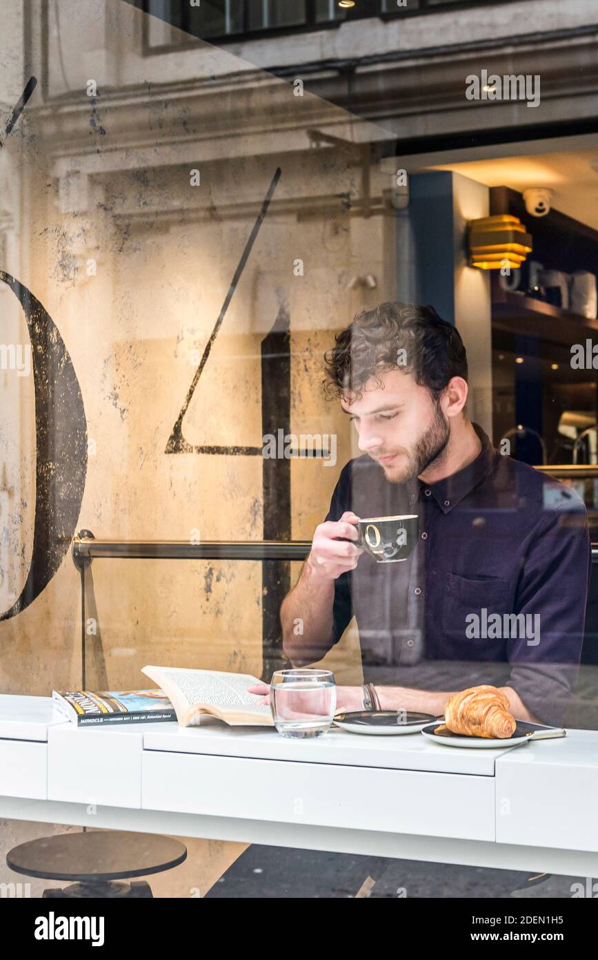 Breakfast/relax corner looking out to the street. Salon 64, London ...