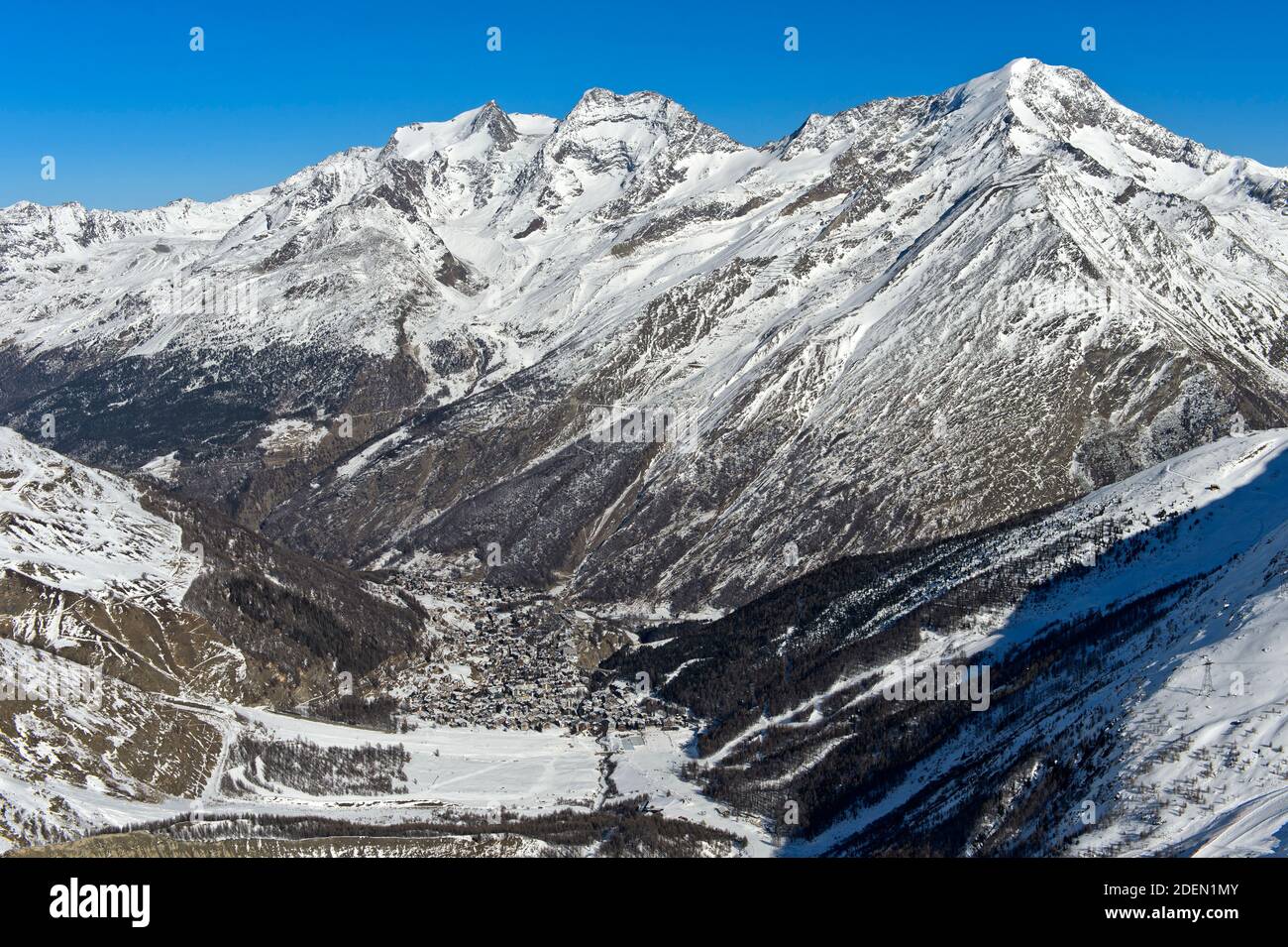 Winter resort Saas-Fee at the bottom of the valley, peaks Fletschhorn ...