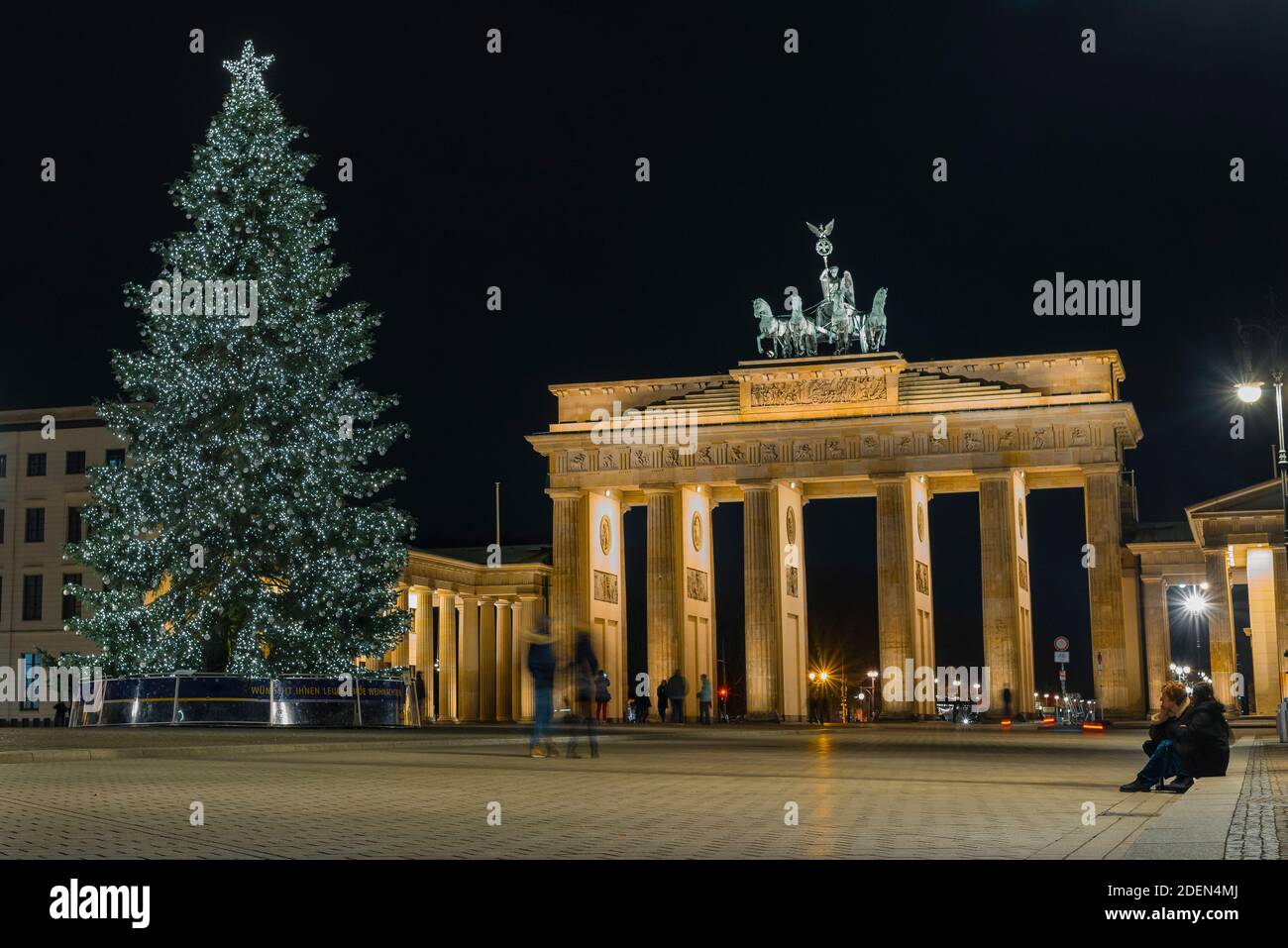 Berlin brandenburger tor christmas illumination hi-res stock ...
