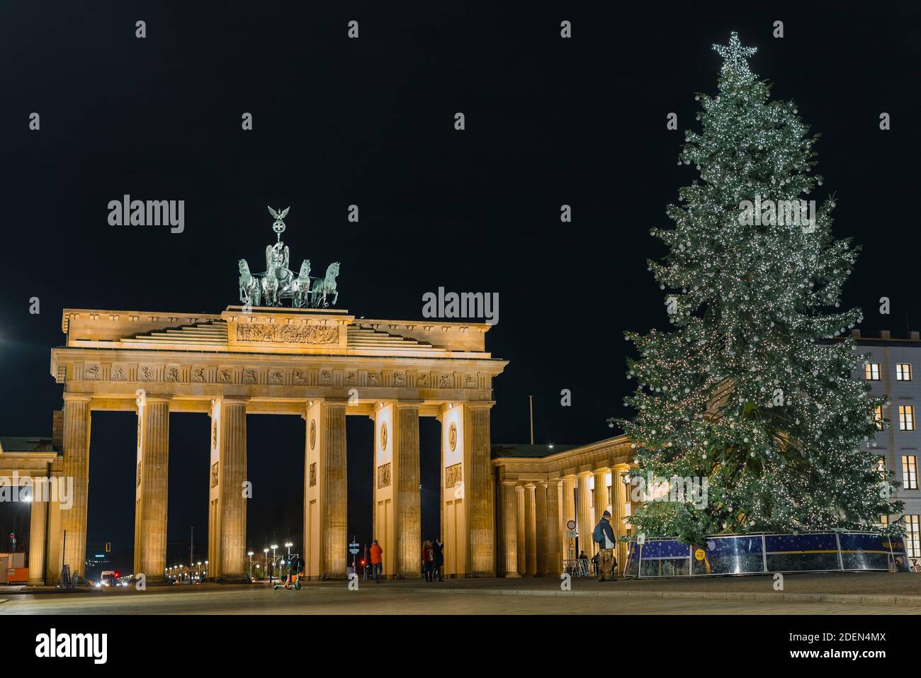 Christmas Tree on brandenburg gate in berlin, christmas tree in front ...