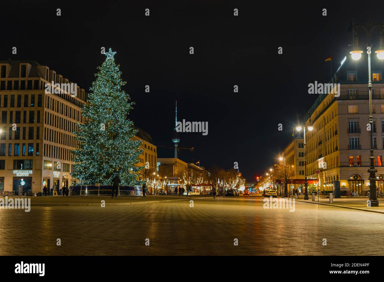 Christmas Tree on brandenburg gate in berlin, christmas tree in front ...