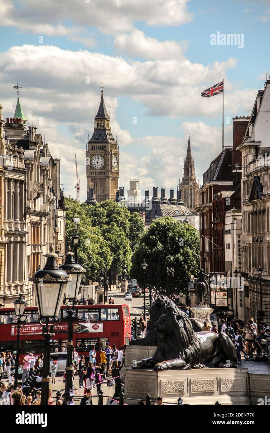 Big ben lions hi-res stock photography and images - Alamy