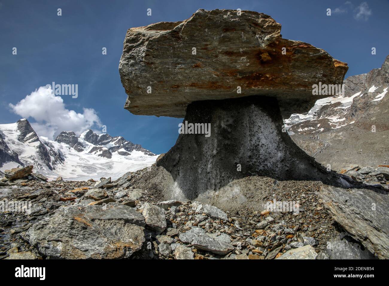 Gletschertisch auf dem AletschgletscherHintergrund : Jungfrau Stock ...
