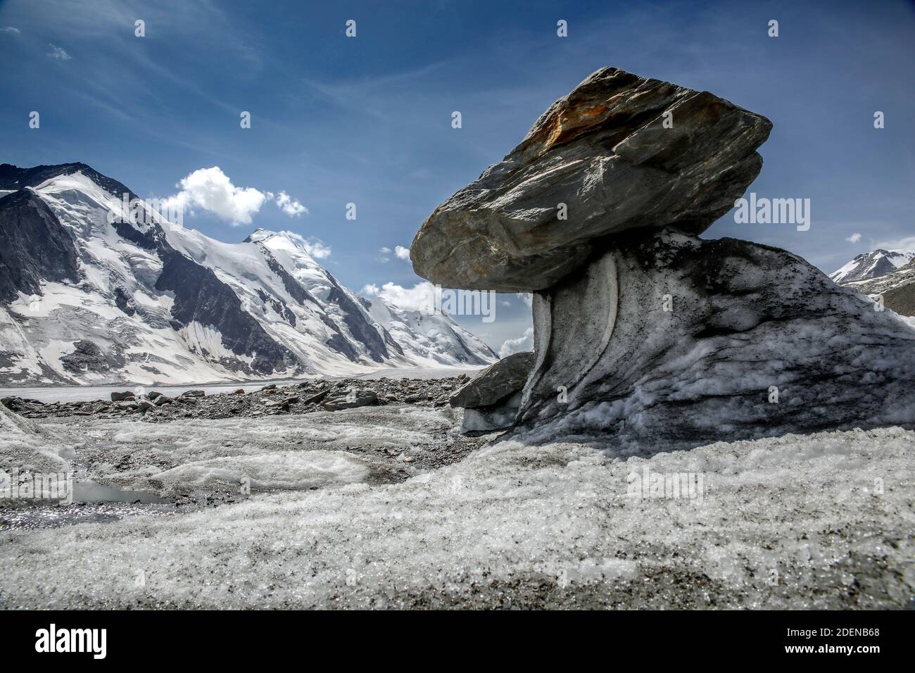 Gletschertisch auf dem Konkordiaplatz des Aletschgletschers Stock Photo ...