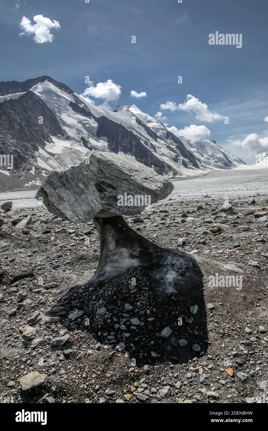 Gletschertisch auf dem Konkordiaplatz des Aletschgletschers Stock Photo ...