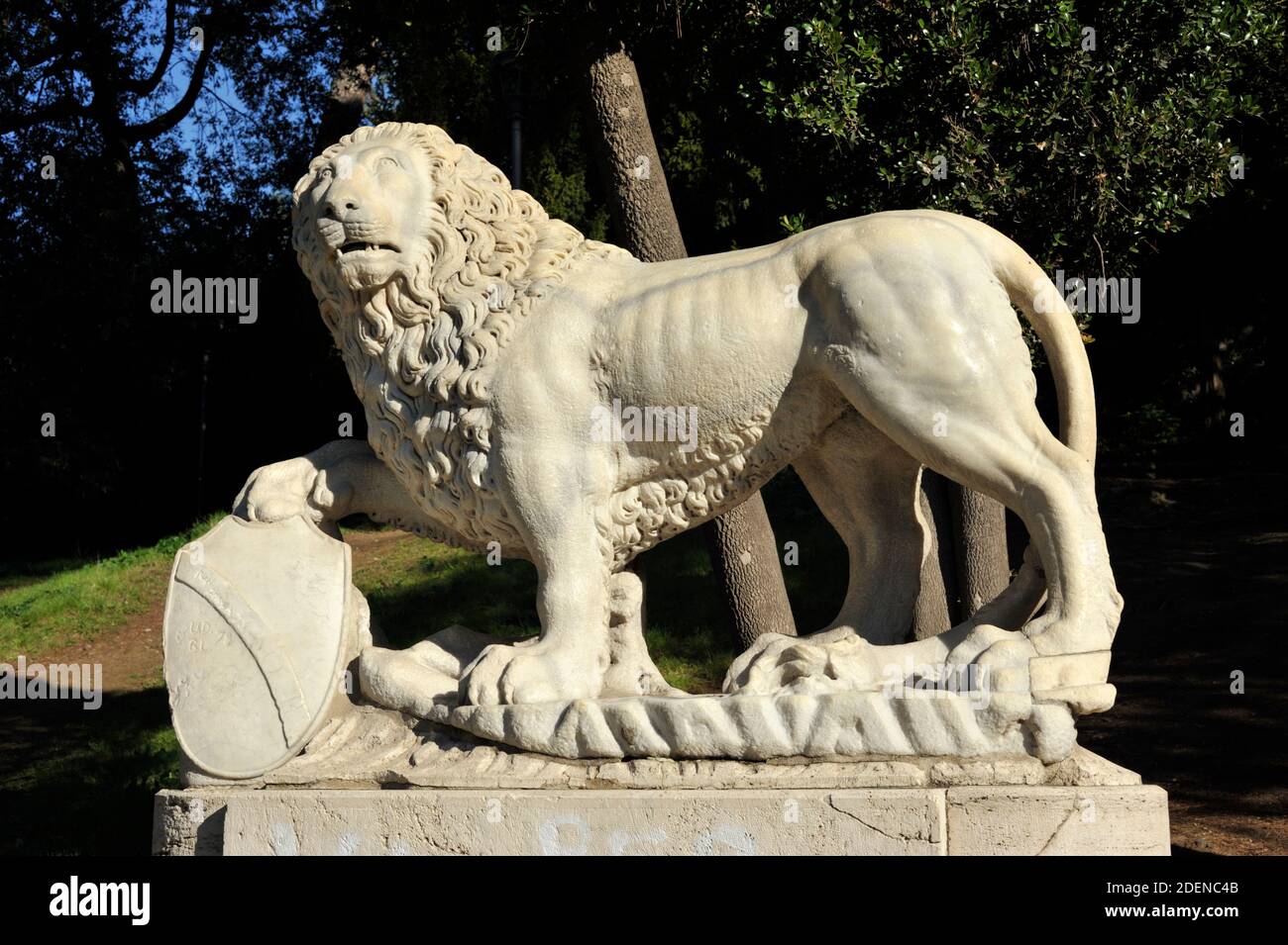 Gardens lion statue hi-res stock photography and images - Alamy