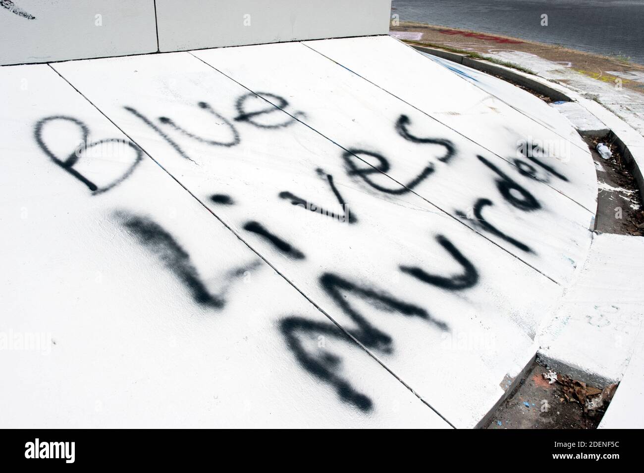 Confederate memorial destruction hi-res stock photography and images ...