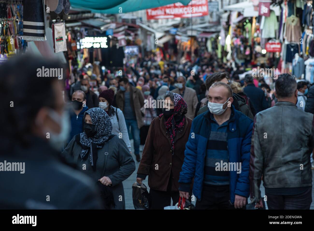 Shoppers wearing face masks hi-res stock photography and images - Alamy