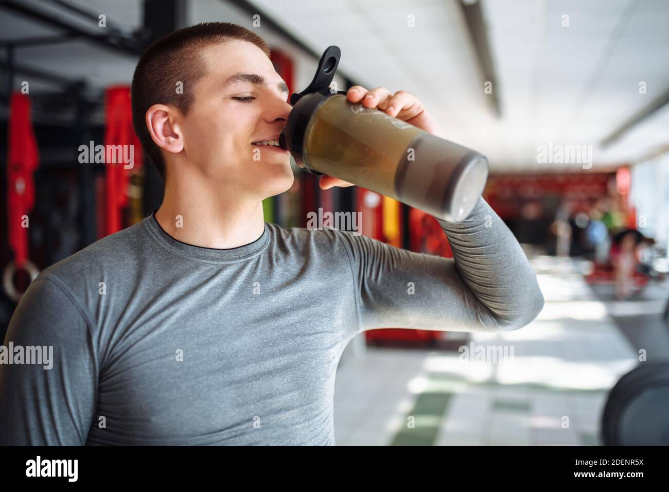 Man athlete took a break in training and drinking water Stock Photo - Alamy