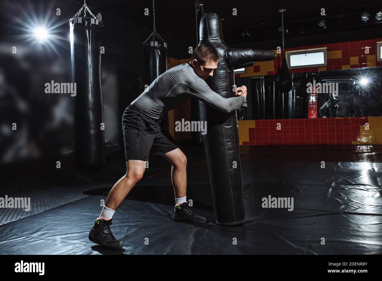 The athlete makes the throw of the dummy, the training of the wrestler ...