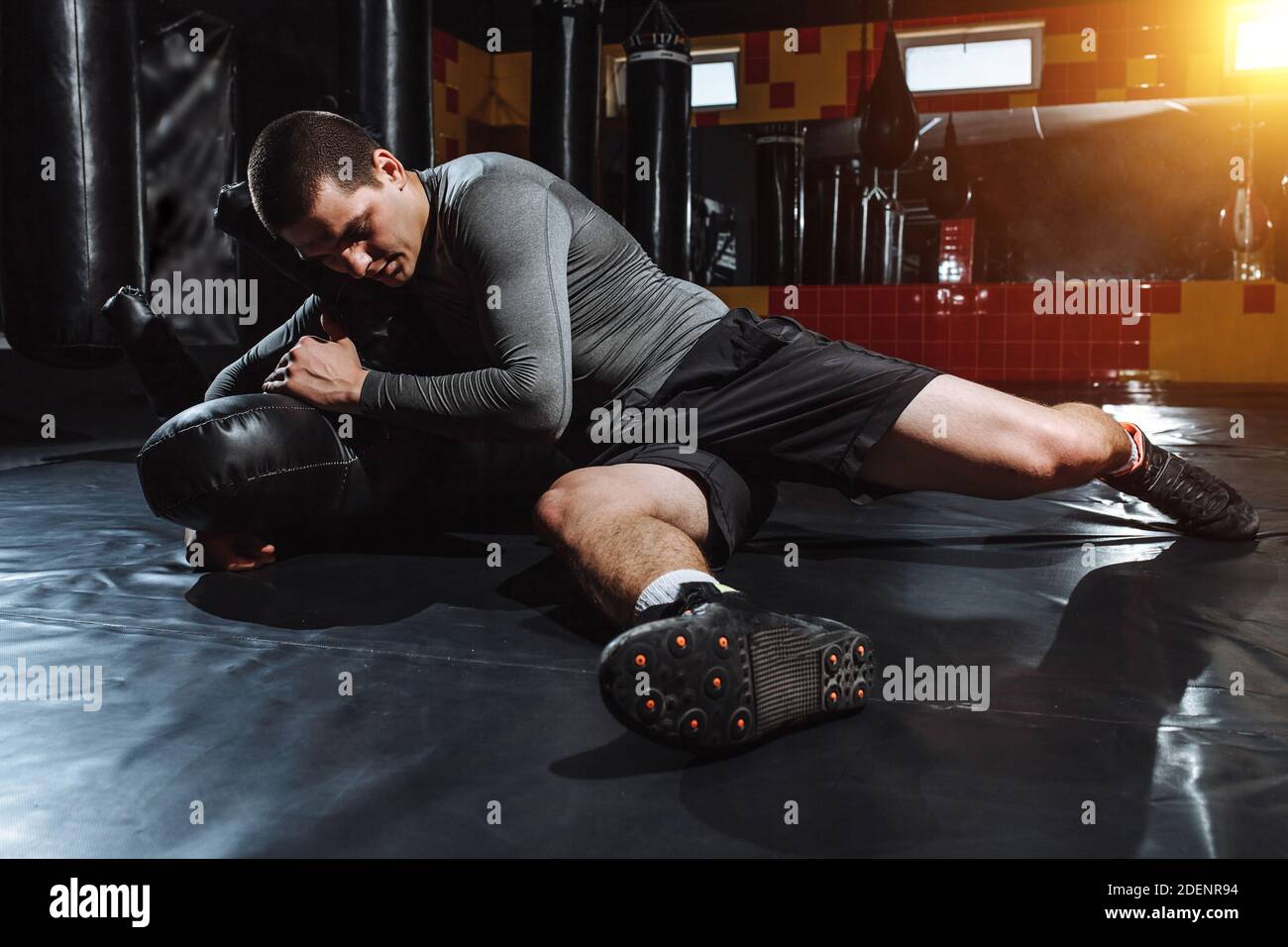 The athlete makes the throw of the dummy, the training of the wrestler ...