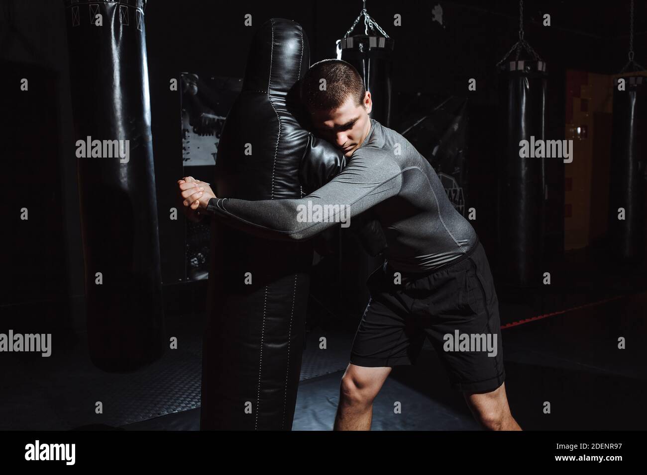 The athlete makes the throw of the dummy, the training of the wrestler ...