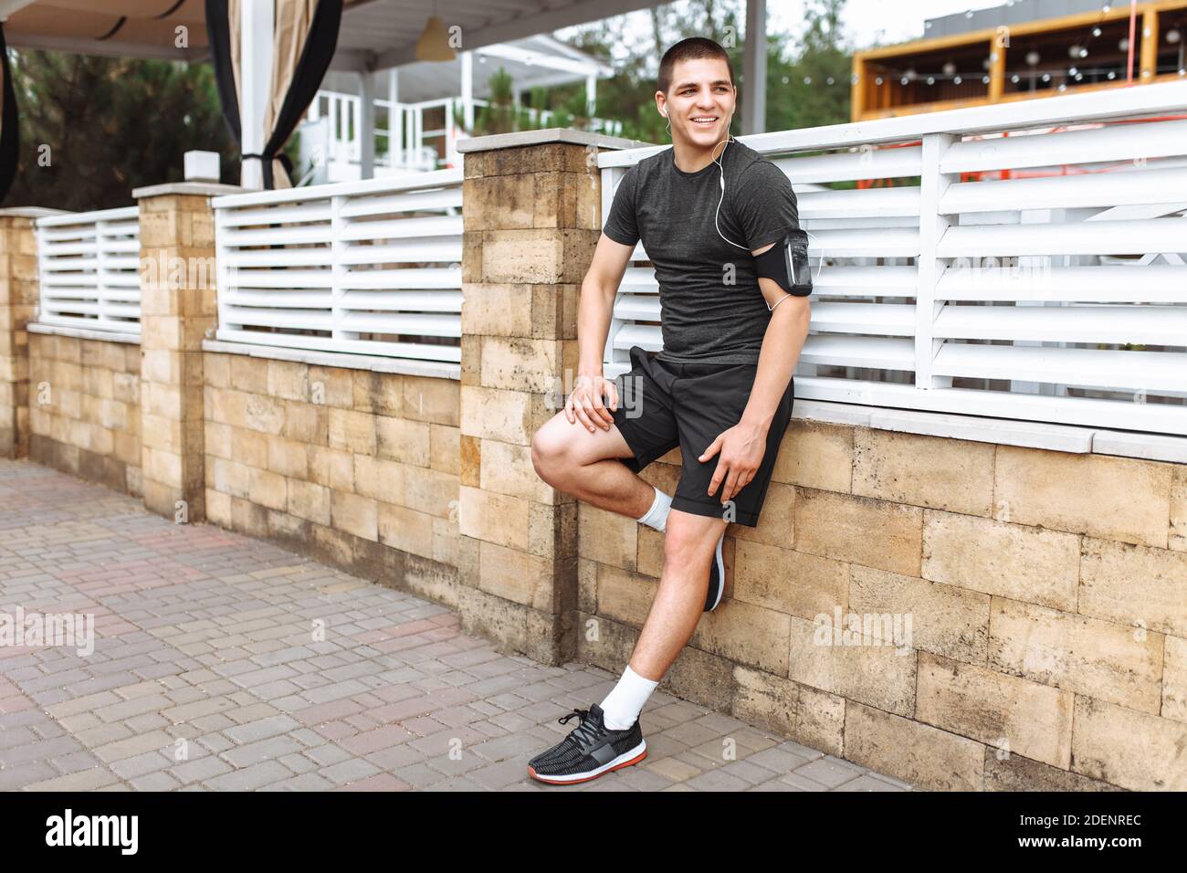 Athletic man posing on wall background, morning jog, exercise Stock ...