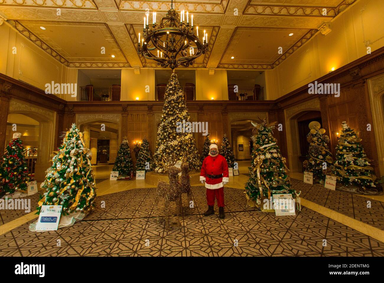 Santa Social distancing mask covid 2020 Stock Photo - Alamy