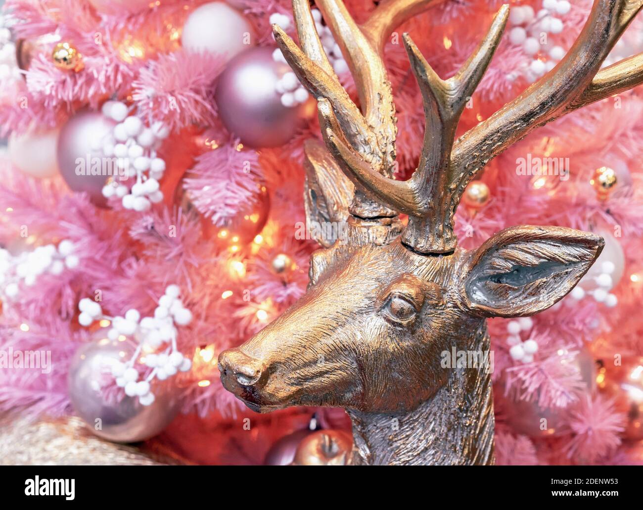 Gold deer hi-res stock photography and images - Alamy