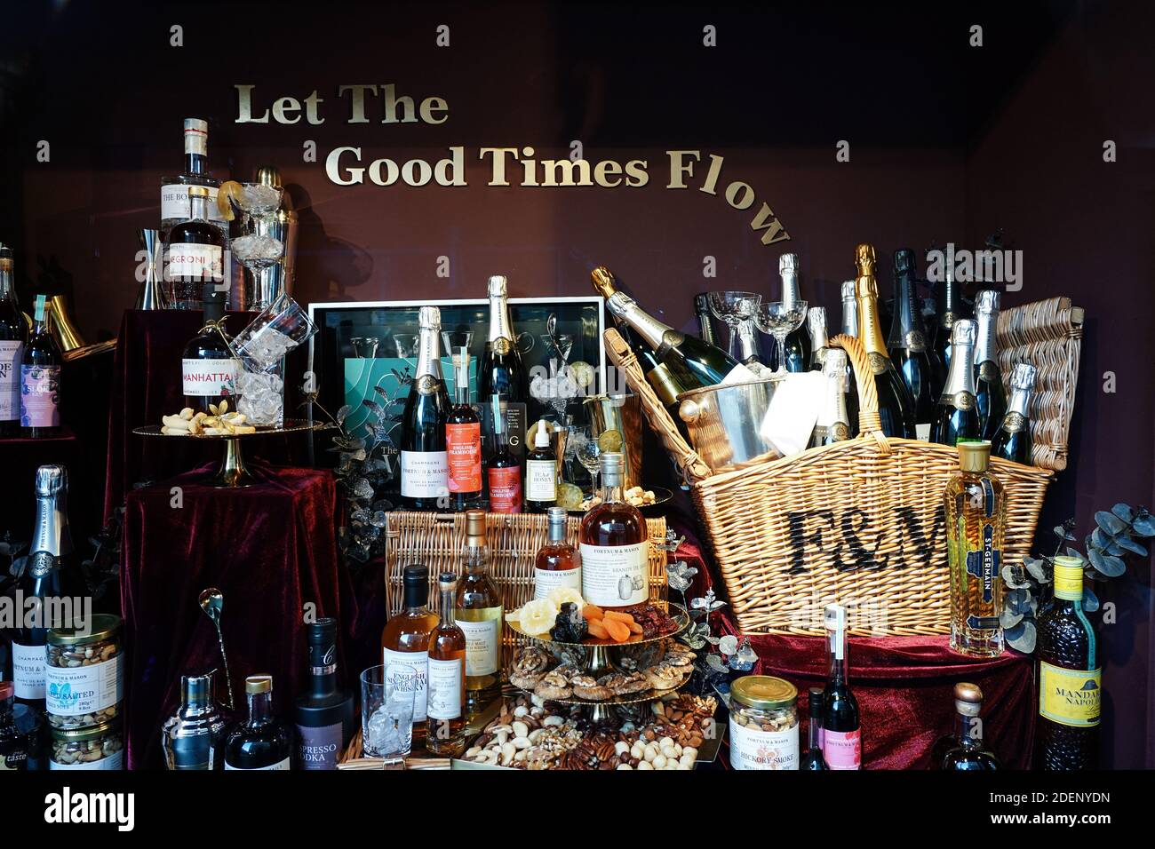 London, UK. Tuesday, December 1st, 2020. A Christmas hamper on display ...