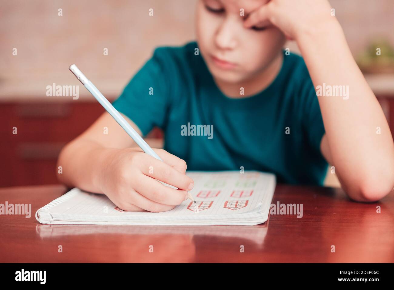 Hand doing homework hi-res stock photography and images - Alamy