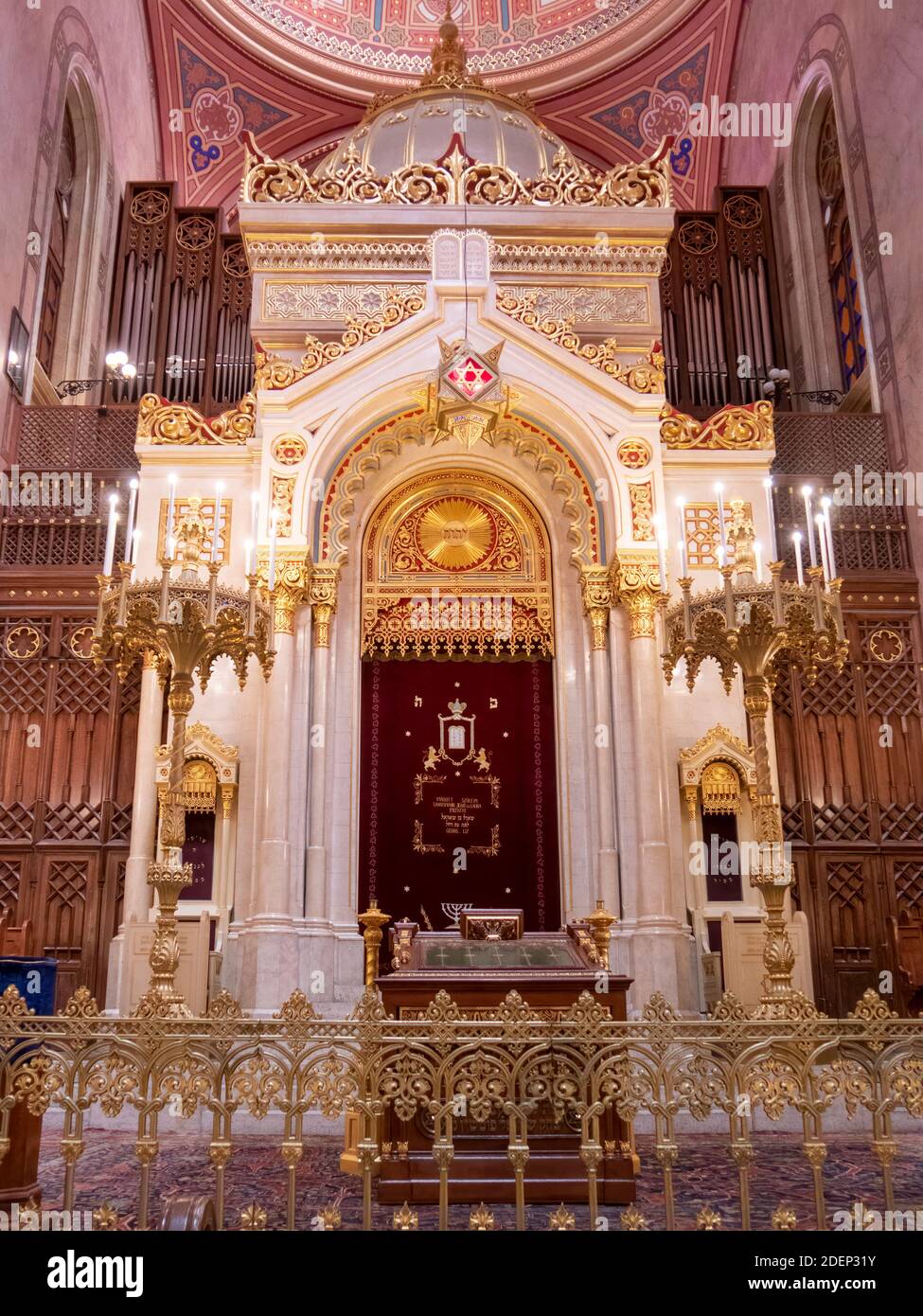 Bimah synagogue hi-res stock photography and images - Alamy