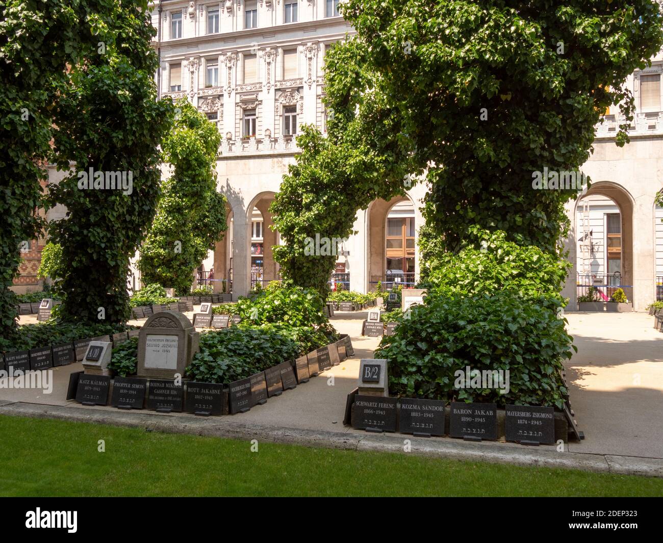 Historic hungarian cemetery hi-res stock photography and images - Alamy