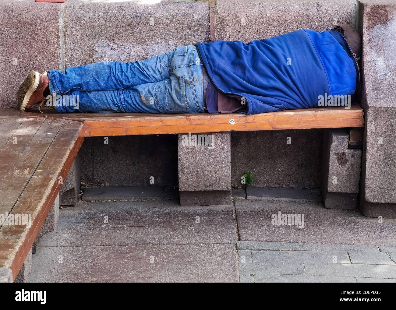 Man poverty sleeping street hi-res stock photography and images - Alamy