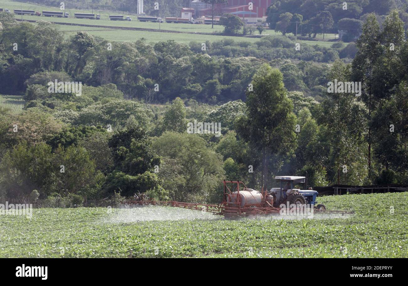 Spray de campo hi-res stock photography and images - Alamy