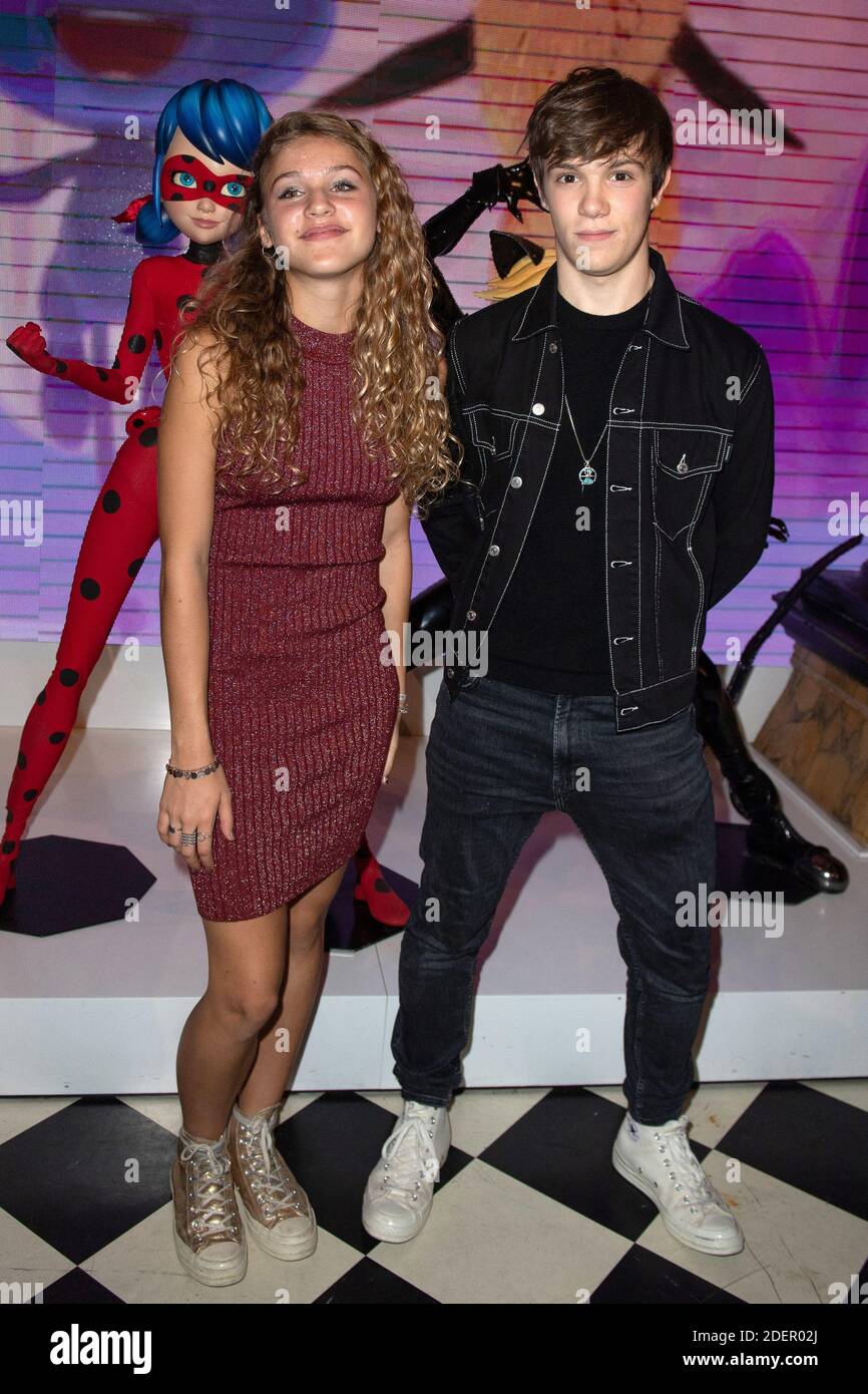 Lou et Kim Lenni assistent a la Projection Presse en avant-premiere de ...
