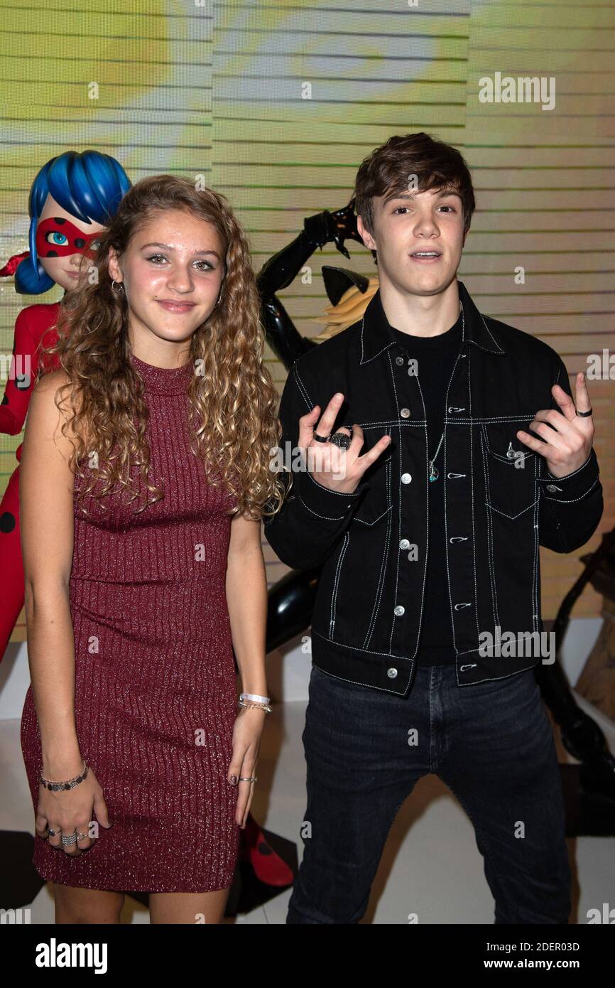 Lou et Kim Lenni assistent a la Projection Presse en avant-premiere de ...