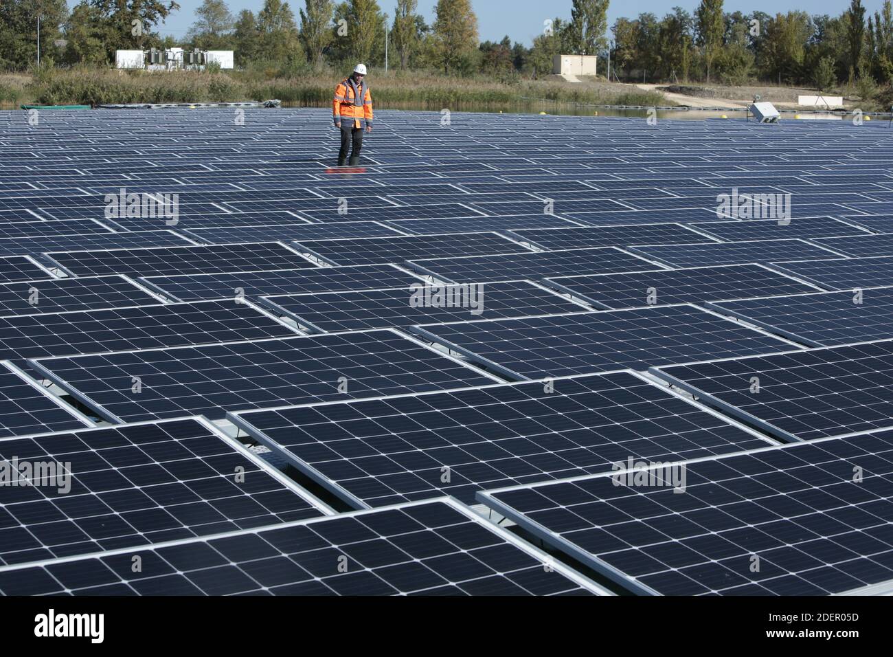 Largest floating solar farm hi-res stock photography and images - Alamy