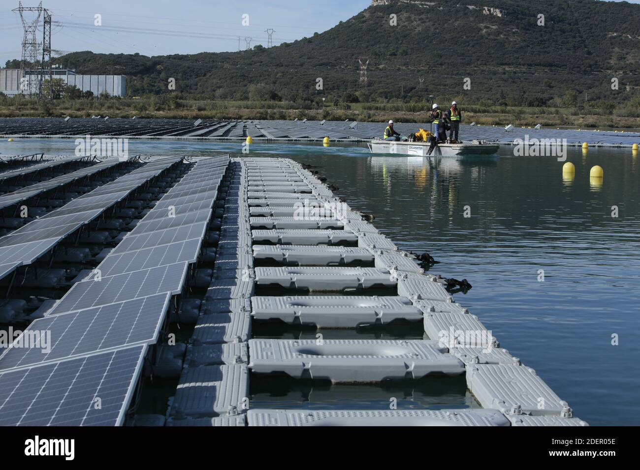 Largest floating solar farm hi-res stock photography and images - Alamy