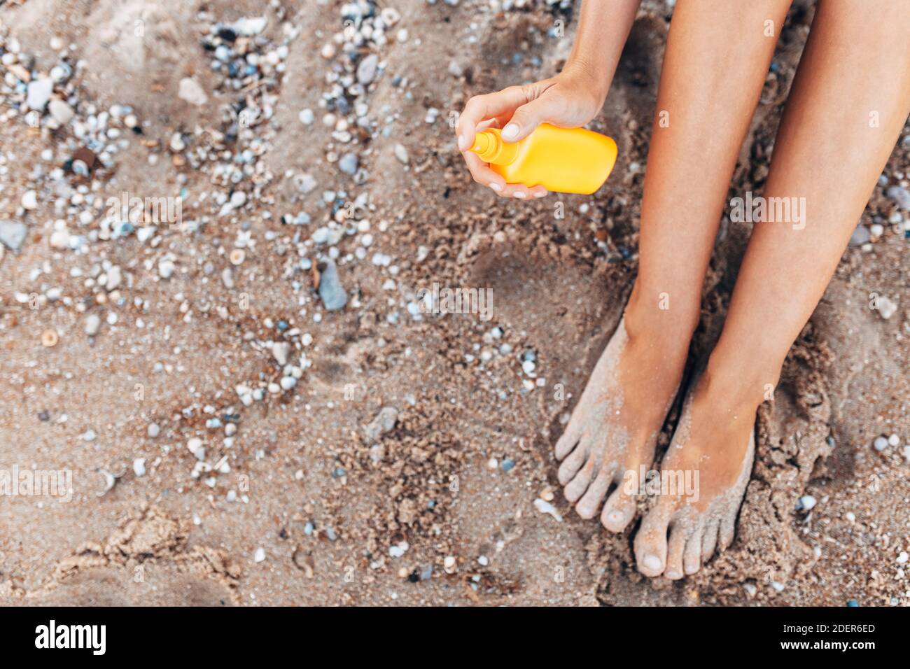 Man applying sunscreen on woman hi-res stock photography and images - Alamy