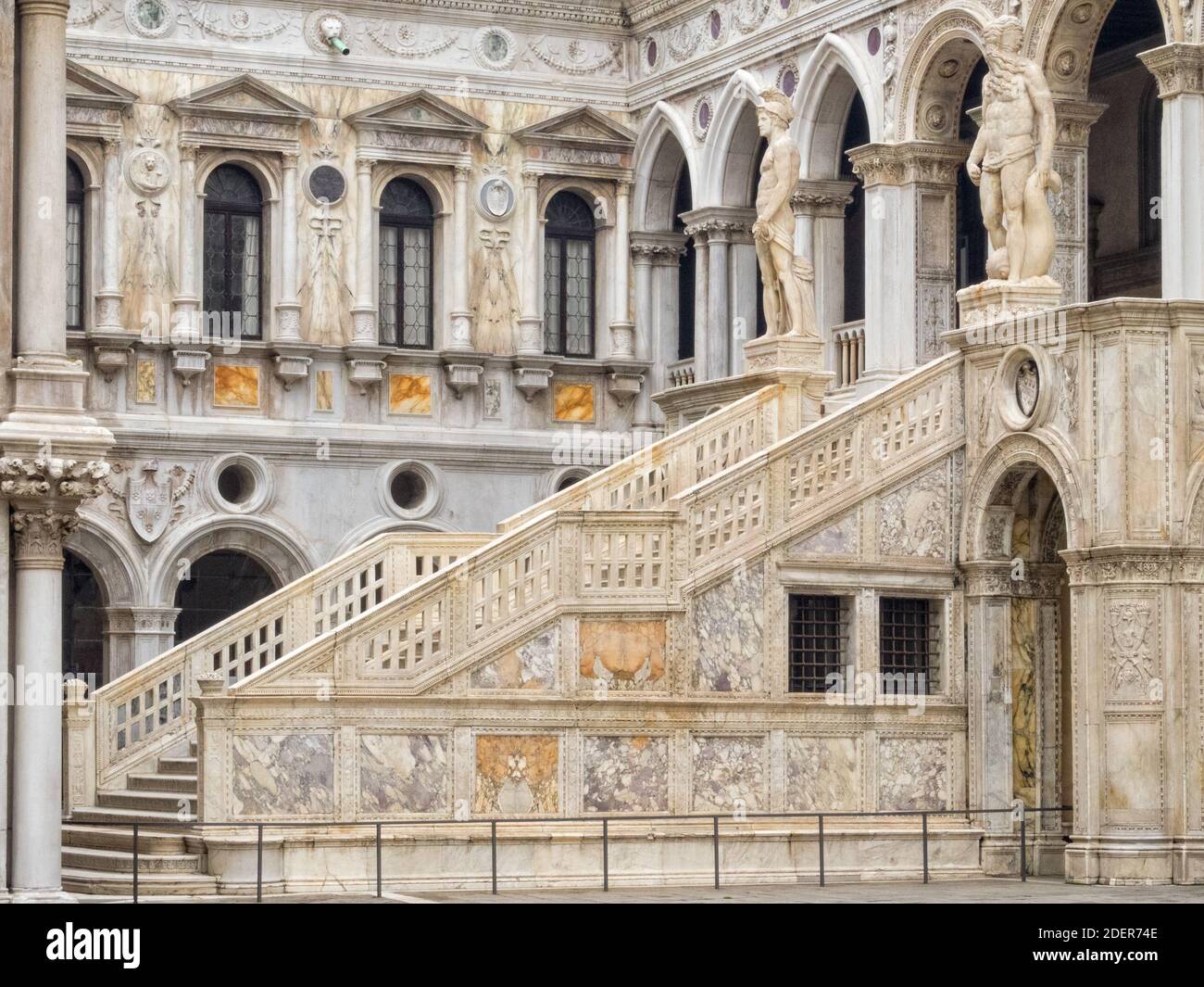 Palazzo ducale courtyard hi-res stock photography and images - Alamy