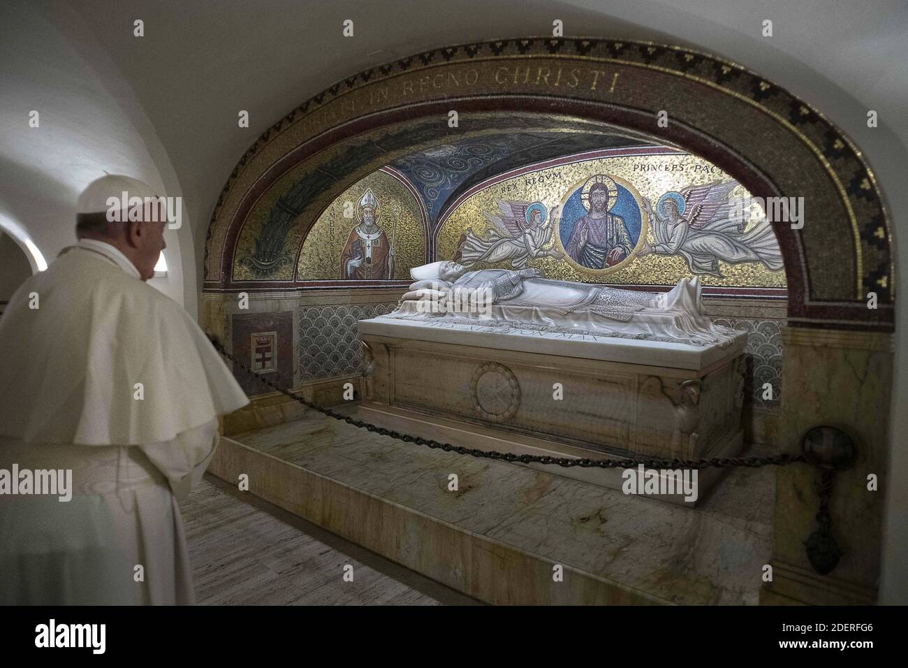 Pope Francis prays in front of the tomb of pope Pius XI in the caves of ...