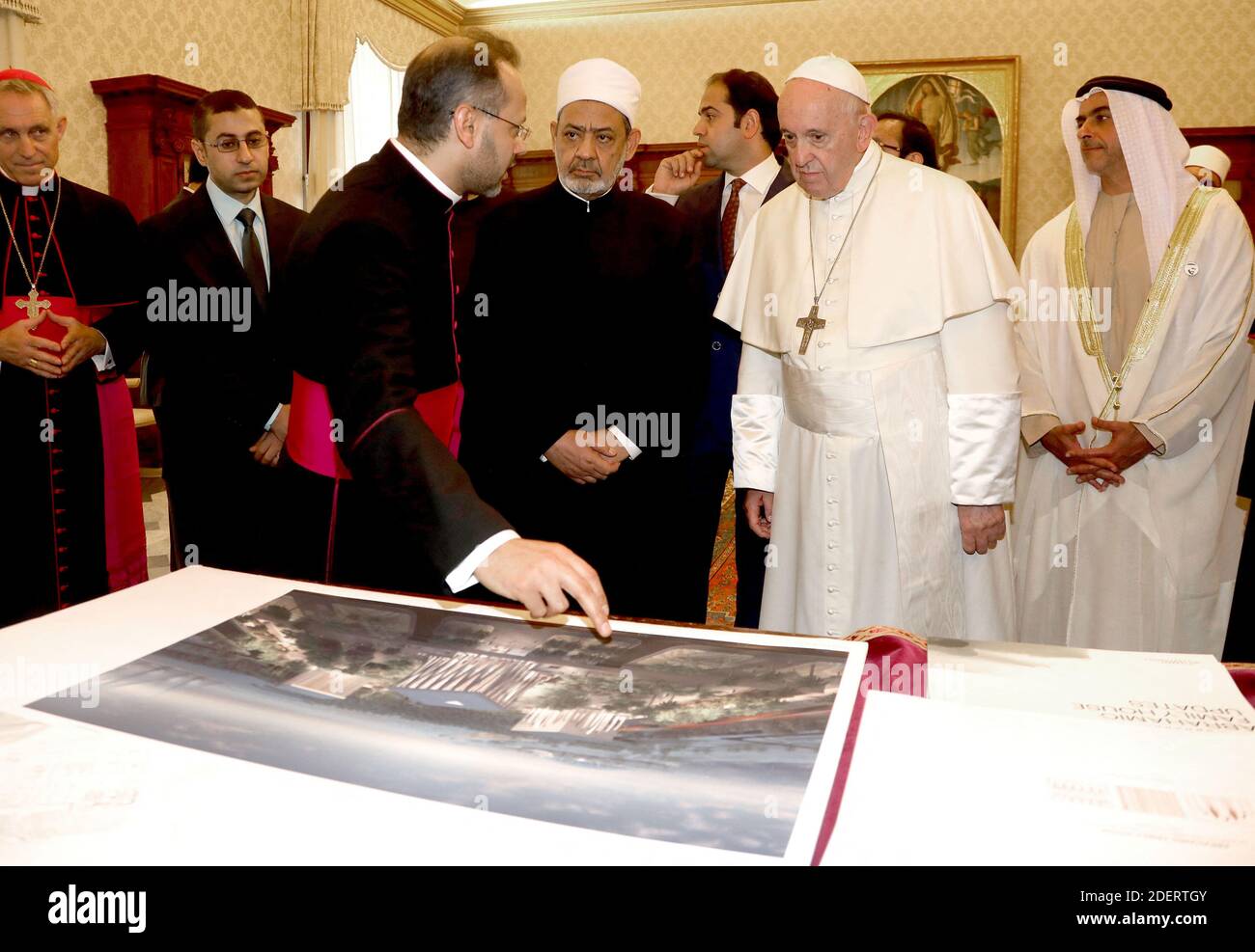 Pope Francis meets Sheikh Ahmed el-Tayeb, Grand Imam of Cairo's Al ...