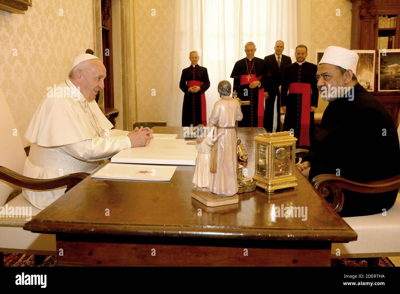 Sheikh ahmed al tayeb pope hi-res stock photography and images - Alamy