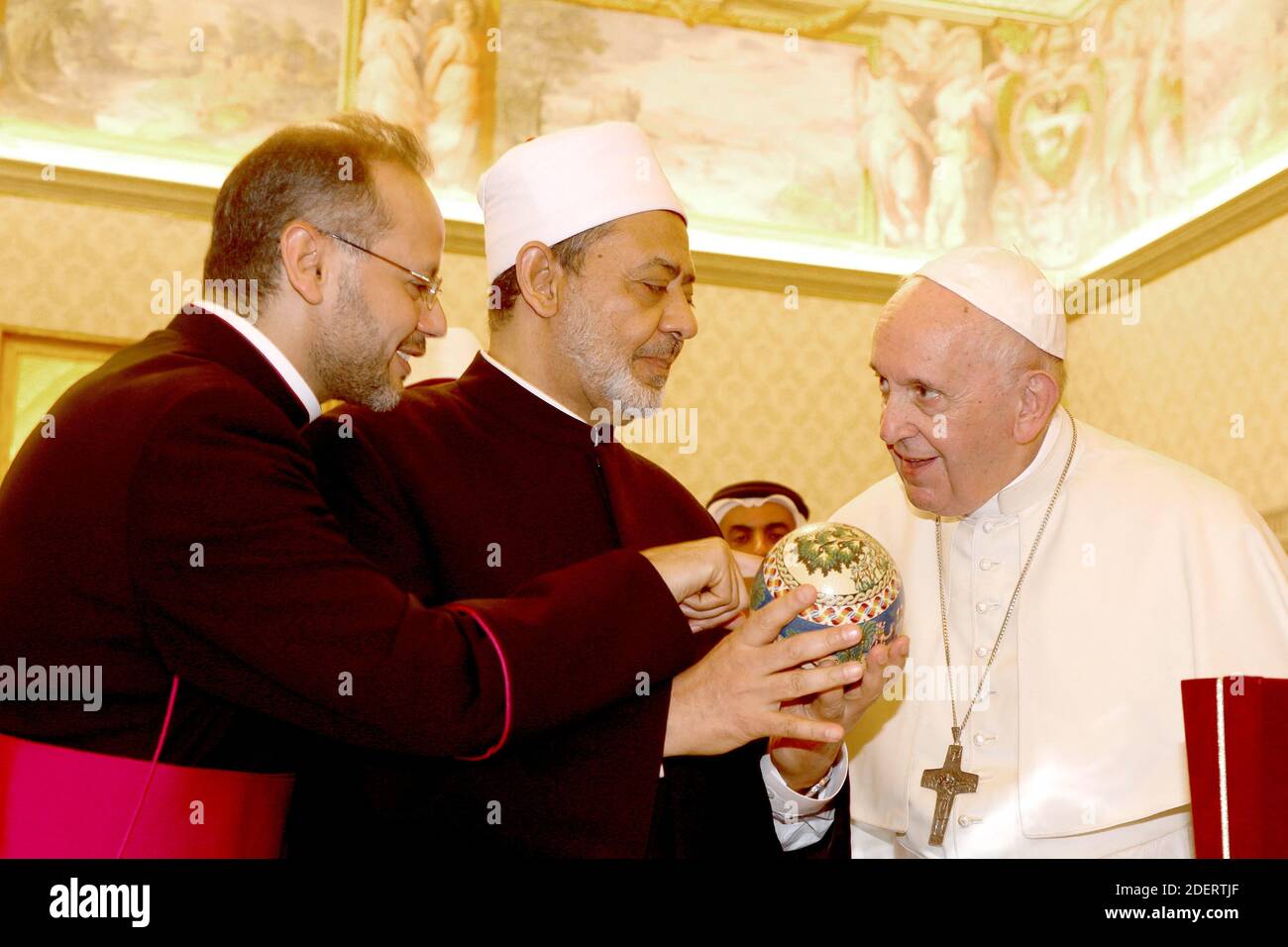 Pope Francis meets Sheikh Ahmed el-Tayeb, Grand Imam of Cairo's Al ...