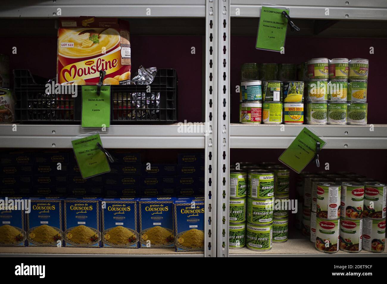 Restos du coeur hi-res stock photography and images - Alamy