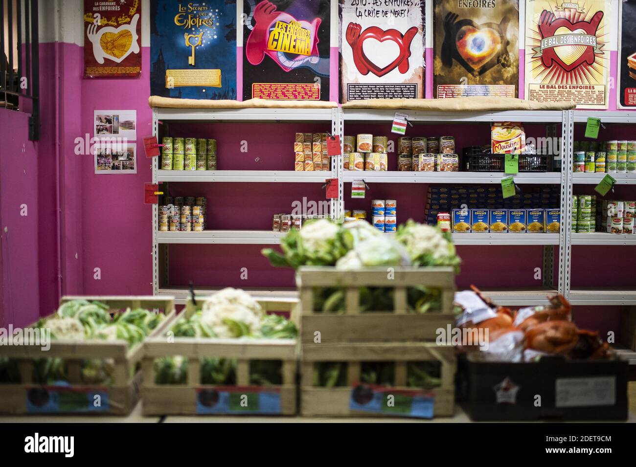 Restos du coeur hi-res stock photography and images - Alamy