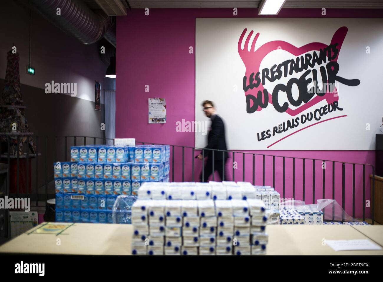 Restos du coeur hi-res stock photography and images - Alamy