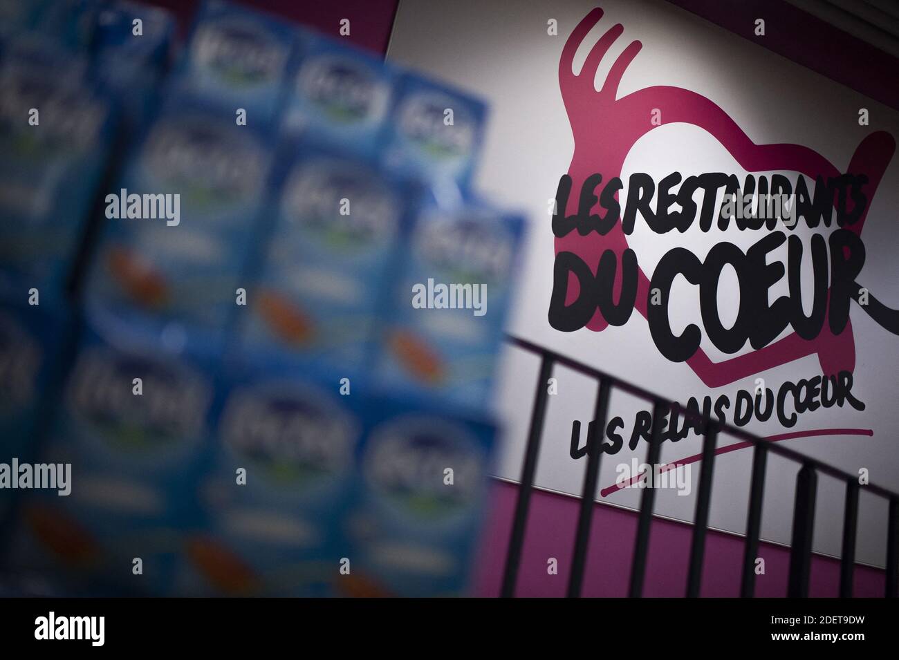 Restos du coeur hi-res stock photography and images - Alamy