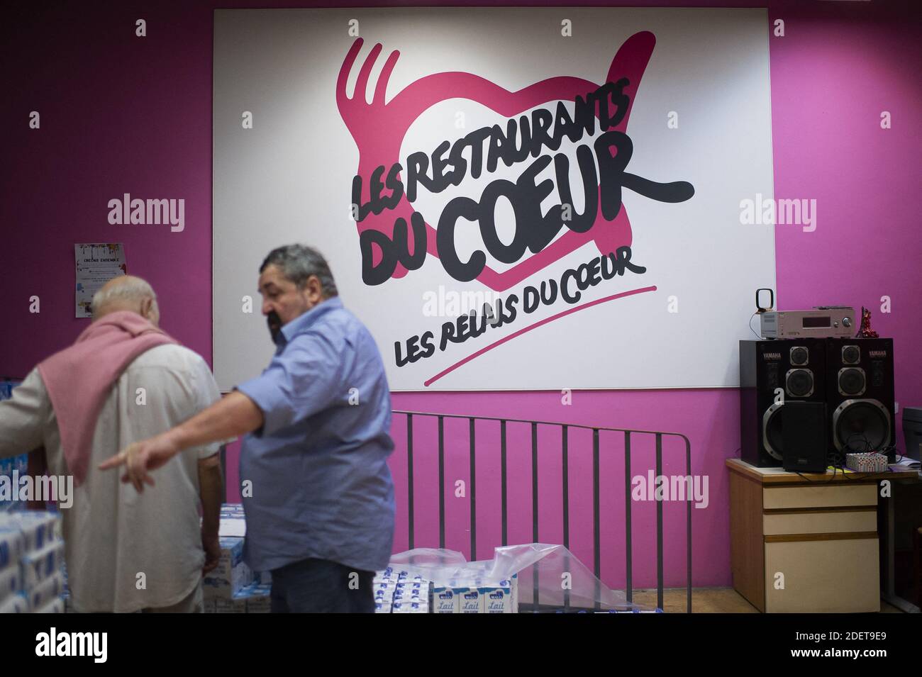 Restos du coeur hi-res stock photography and images - Alamy