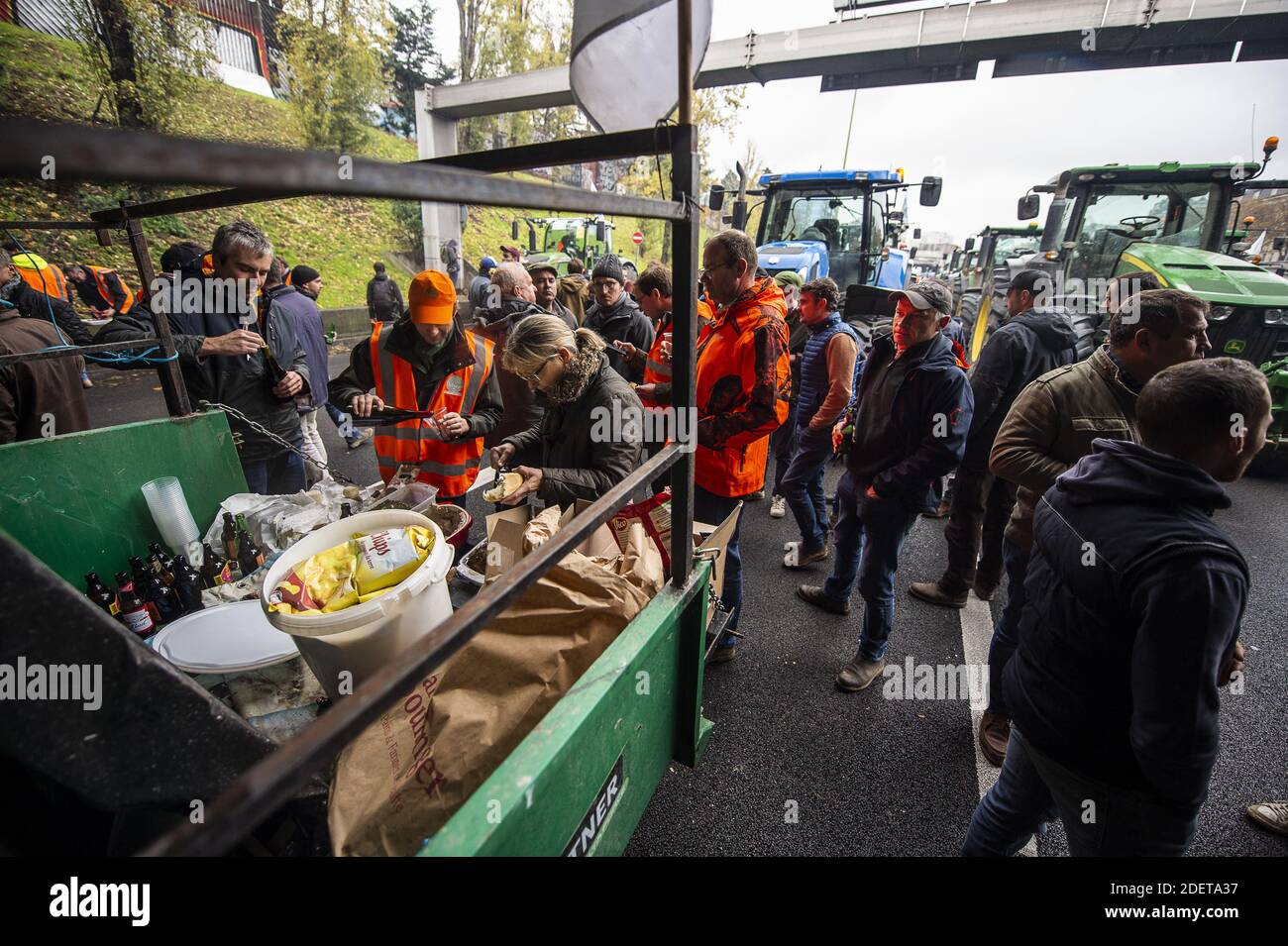 French farmers block the Parisian ring road with their tractors in ...