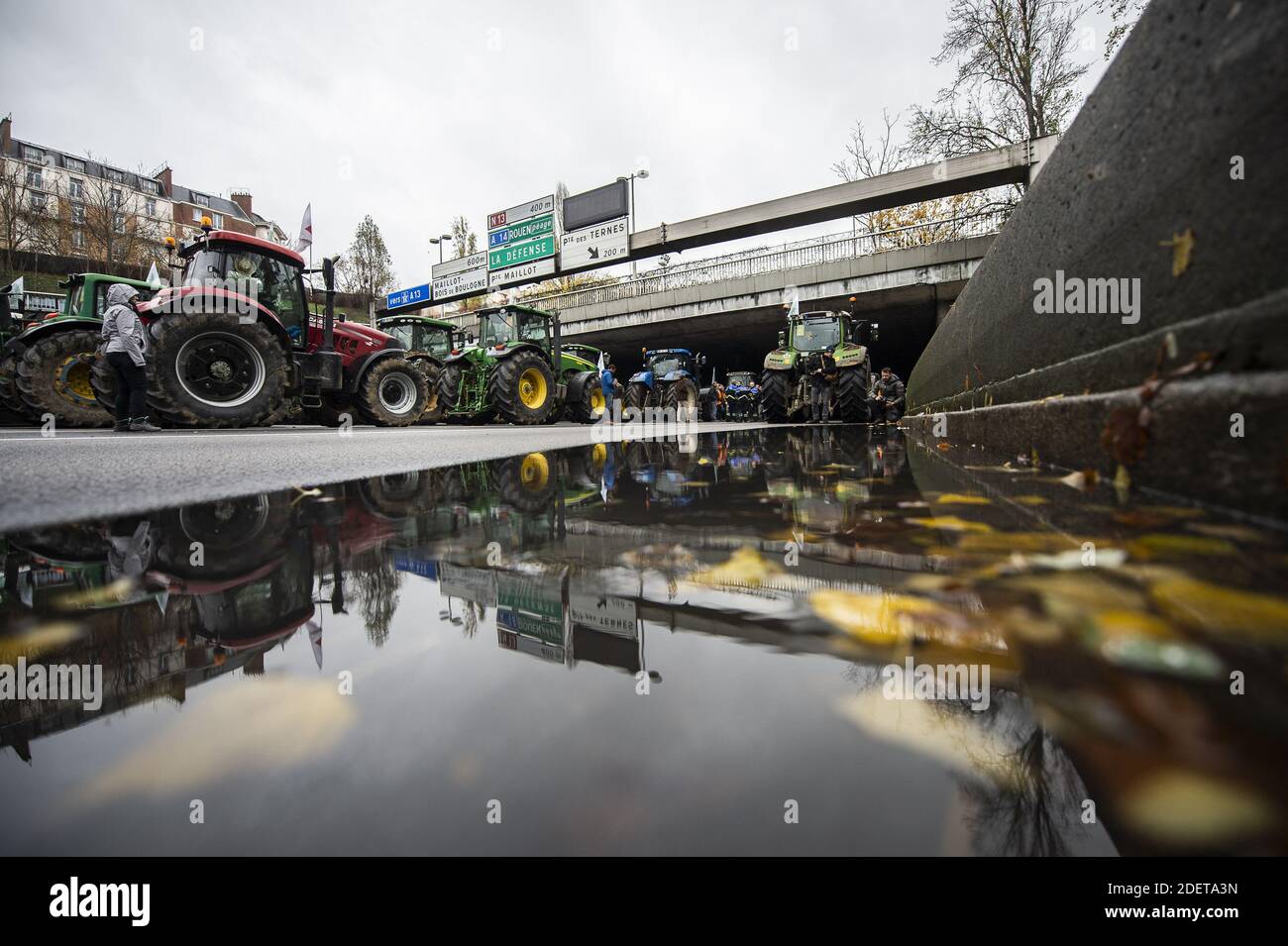 French farmers block the Parisian ring road with their tractors in ...