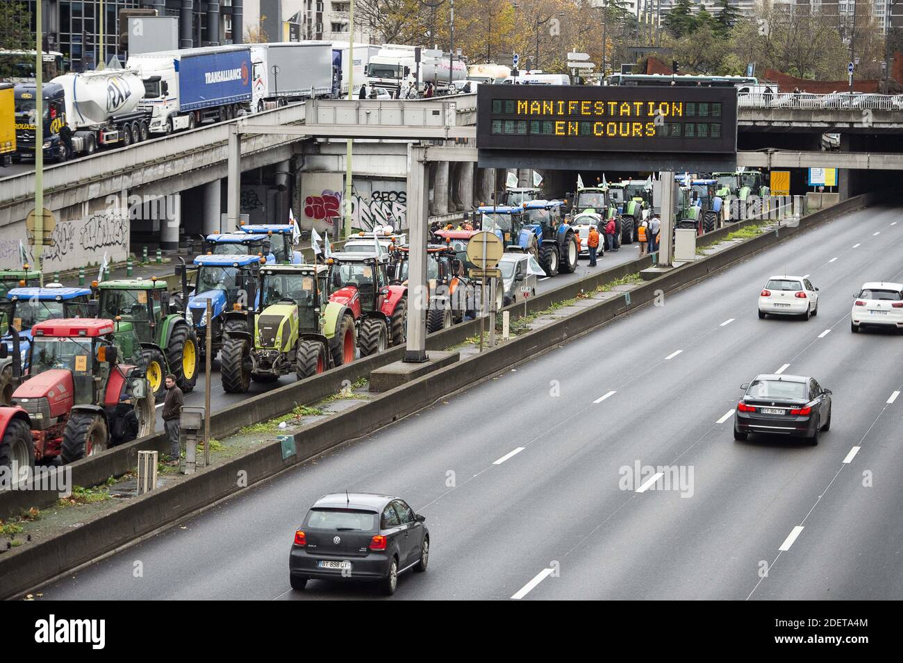 French farmers block the Parisian ring road with their tractors in ...