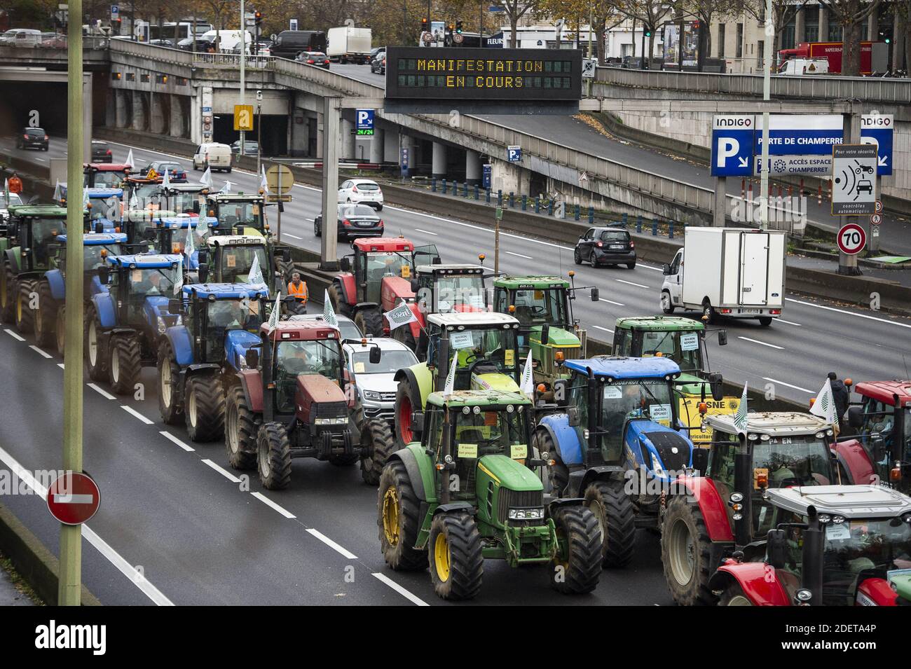 Agricultrice tracteur hi-res stock photography and images - Alamy