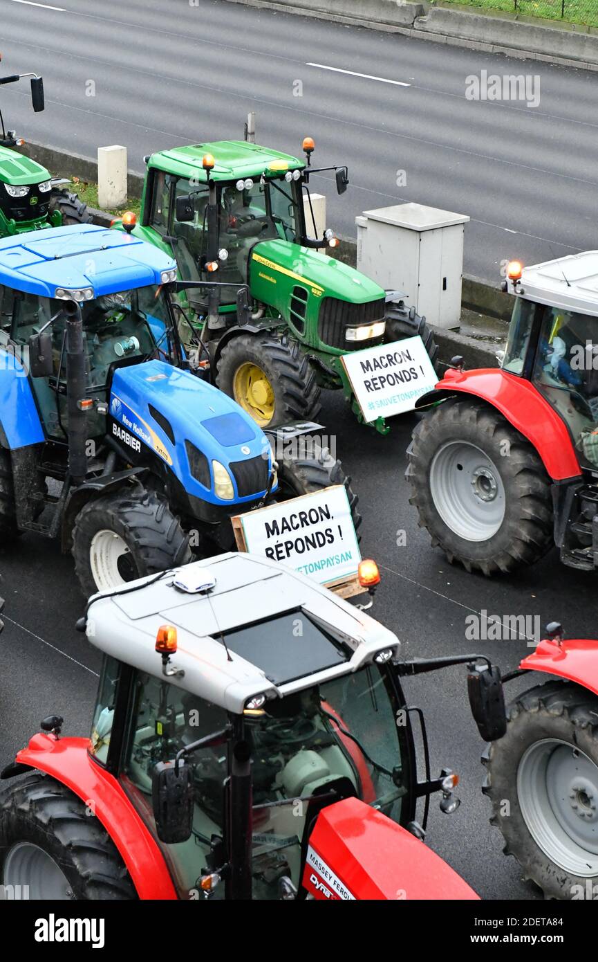 French farmers steer their tractors on The Parisian ring road ...