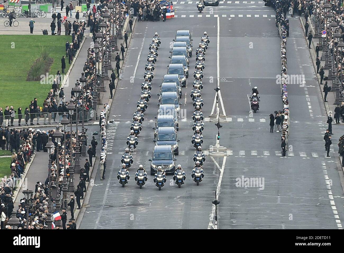 Exclusive - Funeral convoy passes on Alexandre III Bridge in Paris on ...