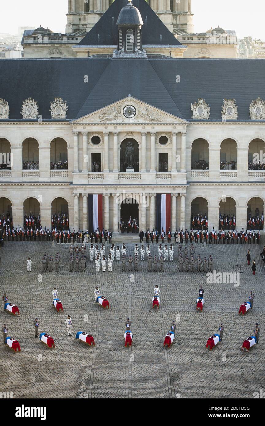 Soldiers carry the coffin of the 13 French soldiers who died in a ...